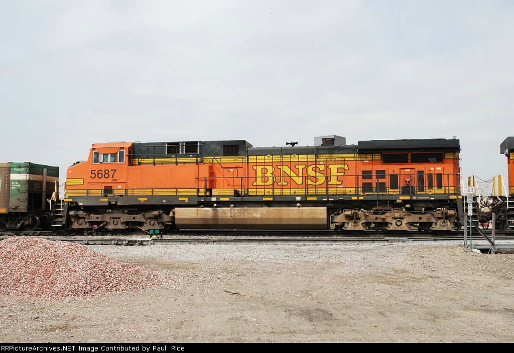 BNSF 5687